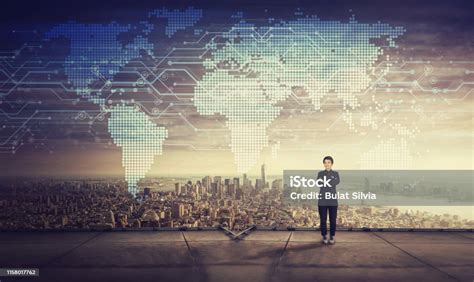 마천루의 옥상에 동기를 부여 사업가 일몰 시간과 하늘에 세계지도 홀로그램 프로젝션 현대 기술과 글로벌 커뮤니케이션 금융에 대한 스톡 사진 및 기타 이미지 Istock