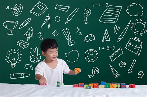 편지지에 대 한 그의 상상력과 재생 하 여 학습 하는 아시아 아이 학교 개체 활동 학습 손으로 그린 녹색 칠판 학교 개념을 다시 교육에 대 한 제공 합니다 가위에 대한 스톡