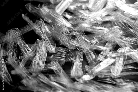 黒い背景の中のプラスチック製のスプーンやフォーク Foto De Stock Adobe Stock