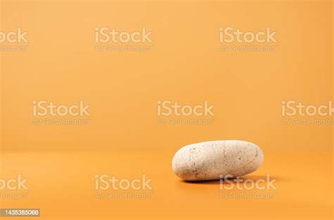 노란색 배경에 돌이 있는 모형 장면 화장품 프리젠 테이션 또는 패키지 광고를위한 자연 받침대 광고 무대 공간을 복사합니다 개념에