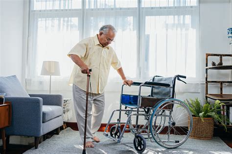 요양원에서 보행기 지팡이 막대기로 휠체어를 타고 앉아있는 아시아 노인 노인 성숙한 장애인 환자 노인 건강 관리 개념 60 69세에 대한 스톡 사진 및 기타 이미지 Istock