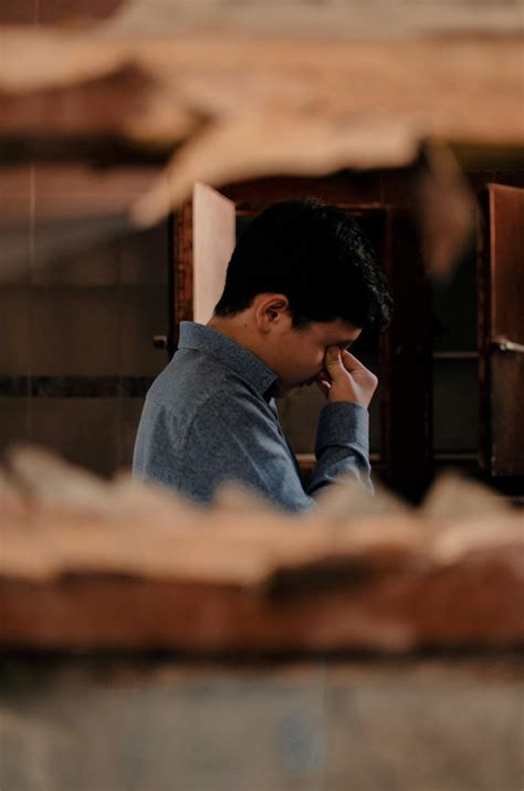 실내 감정 감정적인 걱정 고독 고통 관심사 내성 당황 묵상 문제 반사 베개 불만 불안한 불행한