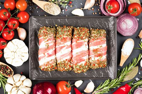 전통적인 발칸 음식 수제 세바시치 또는 루마니아 미티테이가 바베큐에 준비되었습니다 어두운 콘크리트 배경 위에 조미료와 야채로