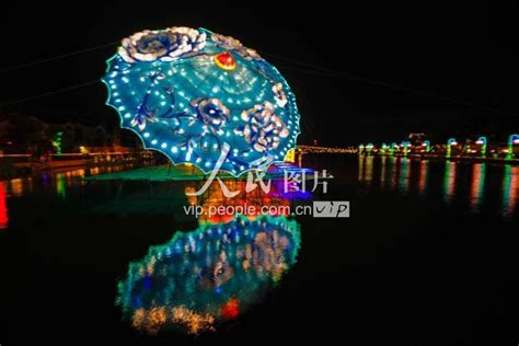 江苏苏州：周庄灯会流光溢彩 人民图片网