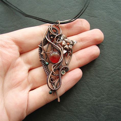 Wisiorek miedziany z karneolem wykonany metodą wire wrapping Ręcznie