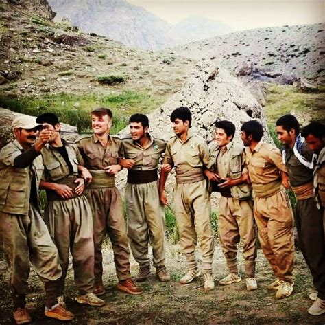 کچی مەهاباد 🏻 On Twitter من وێنەی خۆم بە جڵی کوردی دانانێم وێنەی