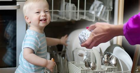 ფოლგის ბურთი ჭურჭლის სარეცხ მანქანაში მოათავსეთ და ყველაფერი იბრწყინებს