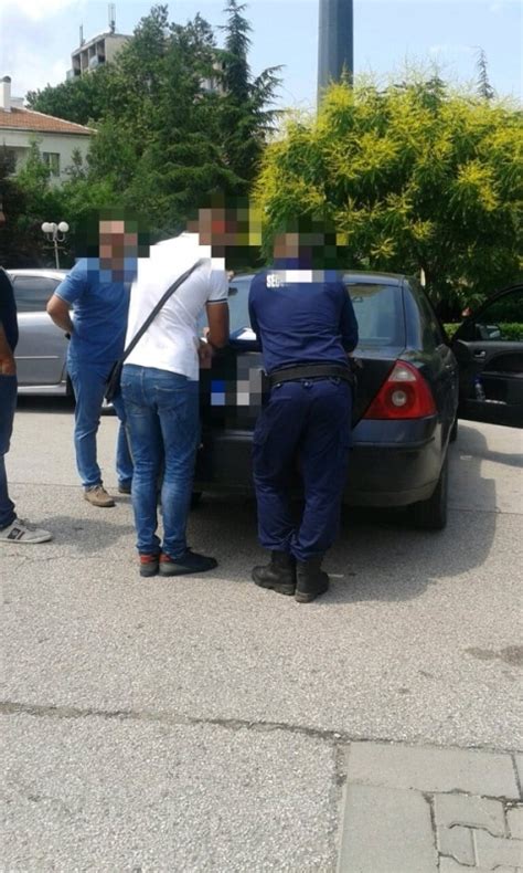 Общинари и полицаи наказаха нагло паркирали шофьори във Враца снимки