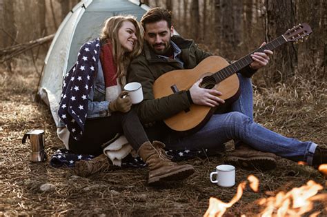 로맨틱 한 남자는 캠프 파이어 옆에 자신의 약혼자에 기타를 연주 2명에 대한 스톡 사진 및 기타 이미지 2명 가을 건강한 생활방식 Istock