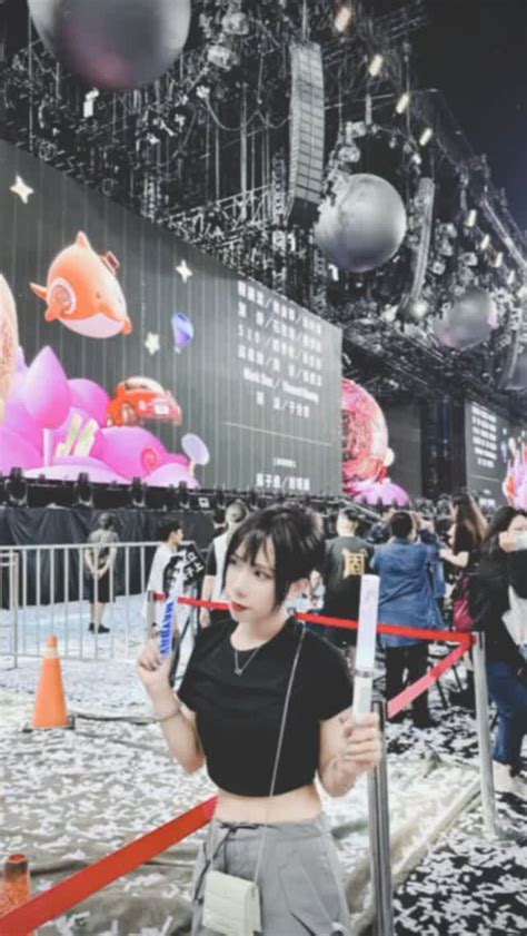 真的沒有五月天就沒有我了 佔據了我的童年 好期待下一次的演唱會 好希望他們一直都在 不過阿信實在太可愛了 根本不像要50的人