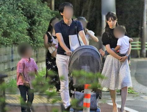 小倉優子 新恋人歯科医と2人の息子と団らん4ショット5枚｜newsポストセブン