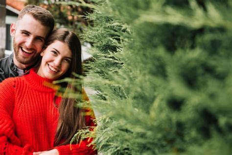 Jong Koppel Verliefd Buitenshuis Gratis Foto