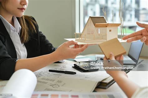 공동 작업 공간에서 건설 계획 및 스케일 모델 하우스의 설계를 작업하는 건축가 팀 25 29세에 대한 스톡 사진 및 기타 이미지 25 29세 2명 30 34세
