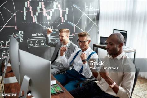 성공적인 비즈니스 팀 여러 컴퓨터 화면에서 그래프 인덱스 및 숫자를 보는 세 주식 상인 상인 사무실의 동료 3 명에 대한 스톡 사진 및 기타 이미지 Istock