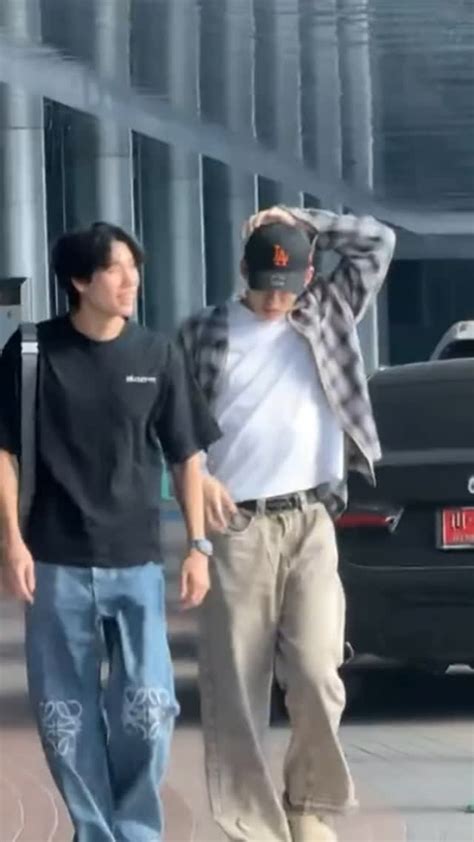 天哪！一起甜甜的去看演唱會 蹦昨天預告要去看parker 沒辦法支持普明的那個笑容，嘖嘖 就是已經約好了今天咩！！！ 只是看他們邊走邊聊 我