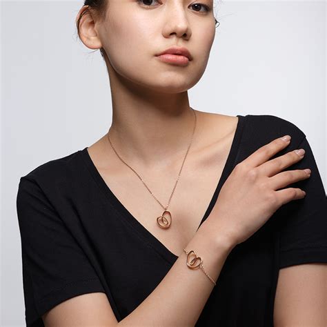 Ck项链女高级设计感小众轻奢暖心玫瑰金锁骨链手链生日礼物虎窝淘