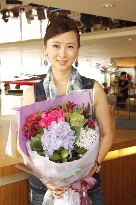 翁虹49歲生日，老公搞驚喜派對，年近半百的她想生多個兒子 每日頭條