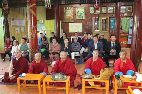 Улс төрийн хэлмэгдэгсдийн дурсгалыг хүндэтгэх өдөр буяны ном хуруулж байна