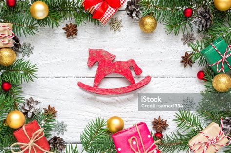 크리스마스 구성입니다 전나무의 분 지 선물 상자 장식 및 크리스마스 장난감 소나무 콘의 만든 프레임 0명에 대한 스톡 사진 및 기타 이미지 Istock