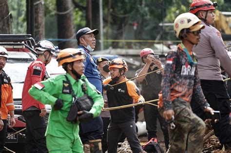 Tim DMC DD Kisahkan Penemuan Jasad Korban Gempa Cianjur KBK Kantor
