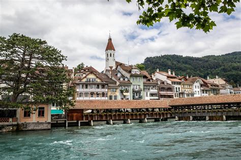 강 강가 거리 풍경 건물 건축 경치 경치가 좋은 관광 교회 구시가지 그림 같은 나무 다리 도시의 마을 목가적인 문화 유산 문화적 베른