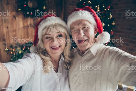 두 미친 재미 펑키 유치 한 장난 명랑 사랑 스러운 귀여운 매력적인 귀여운 친구 사람들이 남편 아내의 깜박이 밖으로 혀를 보여주는 전나무 소나무 근처 흰색 볼과 모자에