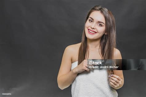 헤어 케어 목욕 후 아름 다운 여자의 근접 촬영 헤어 솔 질 건강 한 스트레이트 브라운 머리 젊은 여 자가 나무 빗으로 그녀의