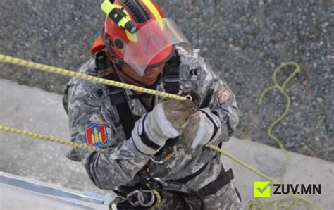 Согтууруулах ундааны зүйл хэрэглэсэн үедээ барилгын цонхоор үсрэх гэж байжээ