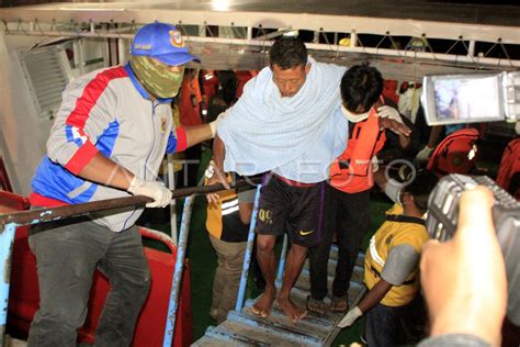 EVAKUASI KORBAN KECELAKAAN KAPAL DI PERAIRAN NTT ANTARA Foto