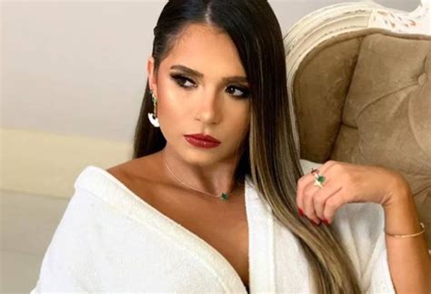 Gizelly Bicalho Posa Só De Calcinha E Sutiã Perfeita Observatório G