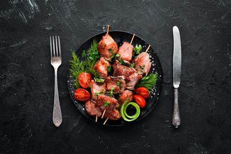 야채와 꼬치 검은 접시에 있는 케밥 평면도 무료 복사 공간 고기에 대한 스톡 사진 및 기타 이미지 고기 굽기 꼬챙이