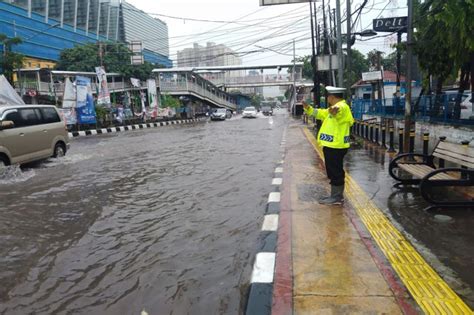Update Banjir Jakarta RT Dan Ruas Jalan Tergenang
