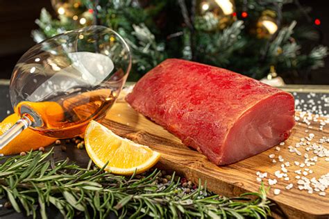 나무 판에 로즈마리 오렌지 후추를 곁들인 와인 한 잔과 훈제 참치 크리스마스와 새해 배경 건강관리와 의술에 대한 스톡 사진 및 기타 이미지 Istock