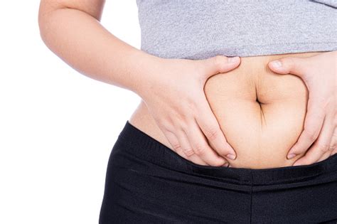 과도한 뚱뚱한 배를 들고 뚱뚱한 여자 백색 배경 위에 고립 된 과체중 지방 배 다이어트 라이프 스타일 체중 감소 위 근육 건강 한 개념 개념에 대한 스톡 사진 및 기타