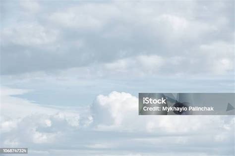 Langit Dalam Tonalitas Terang Foto Stok Unduh Gambar Sekarang Alam Angin Awan Langit