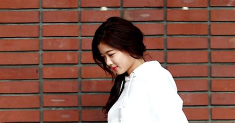 포토엔 김유정 짧은 치마입고 성큼성큼~