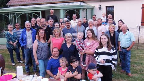 À Bouges Le Château Une Quarantaine De Voisins Réunis