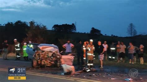 Batida de frente entre dois carros mata duas pessoas e deixa três