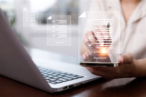 디지털 문서에 전자 문서 서명 온라인 계약이있는 사업가 전자 서명 전자 서명 디지털 문서 관리 종이없는 사무실 비즈니스 계약 개념 서명 가상현실에 대한 스톡 사진 및 기타