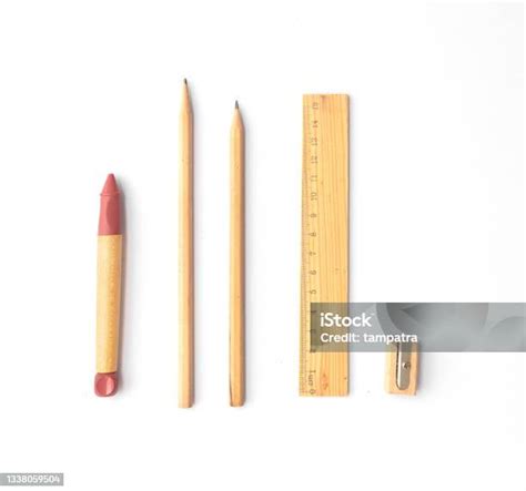 흰색 배경에 고립 된 나무 고정 항목 세트 연필 기계 연필 눈금자 및 깎기 0명에 대한 스톡 사진 및 기타 이미지 0명