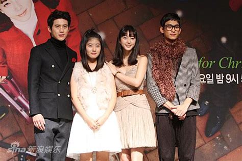 图文：《圣诞节会下雪吗》宣传 主演台上合影影音娱乐新浪网