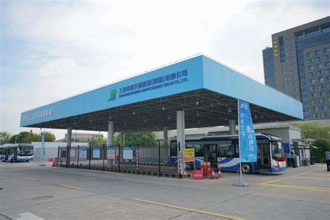 上海首座公交场站内加氢站启动，氢燃料电池公交车投入公交路线