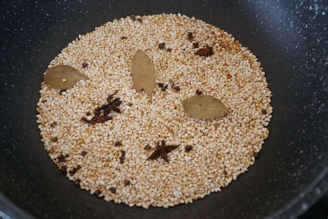 做米粉蒸肉时牢记1炒1泡米粉不夹生肉香十足味道正 知乎