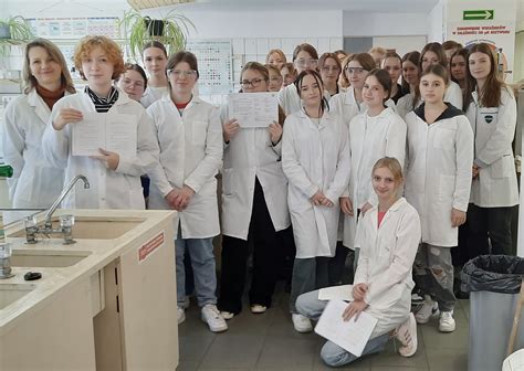 Klasa 2 C Na Wydziale Chemii Uwr Ii Liceum Ogólnokształcące Im Ks