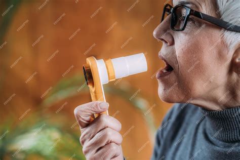 Premium Photo Monitoring Respiratory Illness With Digital Spirometer
