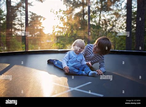 Kinder Springen Auf Trampolin Stockfotos Und Bilder Kaufen Alamy