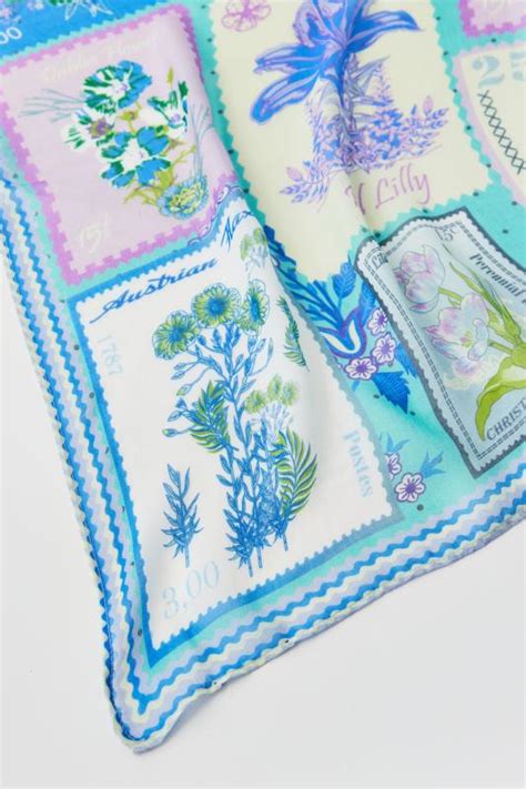 비스마야 플라워 스탬프 반다나 어반 아웃피터스 한국 공식 스토어 라이프스타일 편집샵 여성 의류 남성 의류 홈 라이프 스타일 음반 및 사진용품