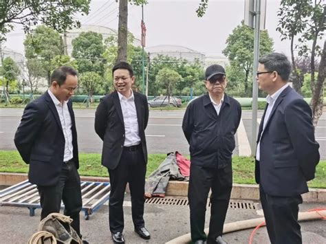 公司总经理王蕾一行深入项目现场慰问节日坚守岗位的一线员工
