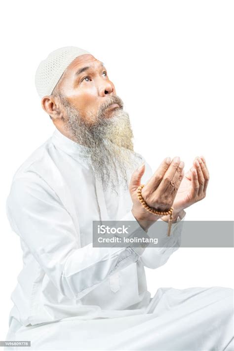흰 모자를 쓰고 수염을 기른 무슬림 남자가 손에 염주를 들고 기도하고 있다 Tasbih에 대한 스톡 사진 및 기타 이미지 Tasbih 기도하기 남성 Istock