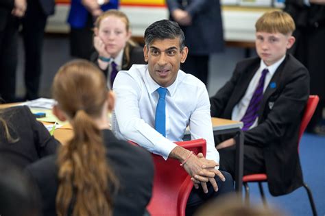 Prime Minister Visits Giles Academy For Science And Pshe Lessons
